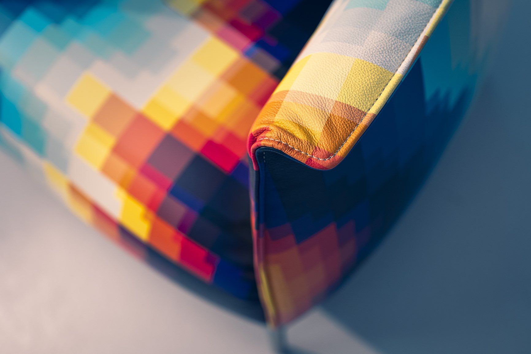 Felipe Pantone colorea el sillón Archibald para celebrar el 110 ...